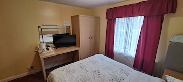 Secretária, ferro/tábua de engomar, Wi-fi grátis