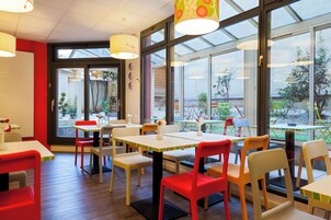 Café da manhã com buffet todos os dias (EUR 13 por pessoa) 