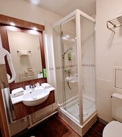 Estúdio clássico, 1 cama de casal | Banheiro | Chuveiro, chuveiro com efeito de chuva