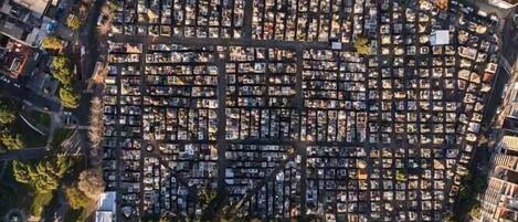 Vista aérea de uma área urbana densamente povoada, com muitos edifícios e ruas.
