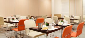 Café da manhã com buffet grátis todos os dias