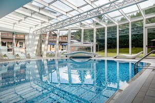 Piscina interior, espreguiçadeiras 