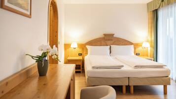 Quarto triplo superior | Frigobar, cofres nos quartos, escrivaninha, Wi-Fi de cortesia