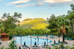 3 piscinas exteriores, guarda-sóis, espreguiçadeiras 