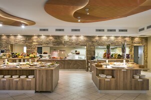 Café da manhã com buffet grátis todos os dias