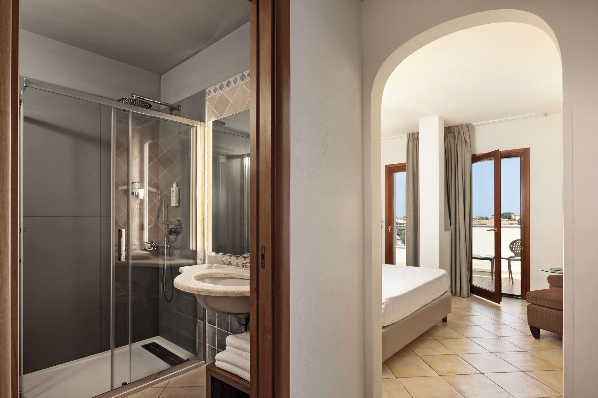 Quarto casal ou duplo superior, vista para o mar | Banheiro | Chuveiro, secador de cabelo, bidê, toalhas de banho