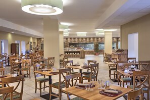 Pequenos-almoços e jantares servidos, incluindo cozinha italiana 