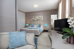 Quarto casal ou duplo superior | Lençóis italianos Frette, cofres nos quartos, escrivaninha