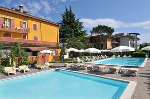 2 piscinas externas, guarda-sóis, espreguiçadeiras