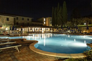 Fachada da propriedade à noite