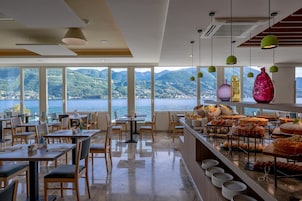 Café da manhã com buffet grátis todos os dias