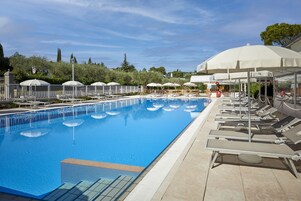 Piscina interior, 2 piscinas exteriores, guarda-sóis, espreguiçadeiras 