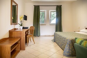 Frigobar, cofres nos quartos, berços (sobretaxa), roupa de cama