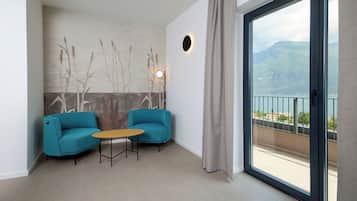 Suite-Estúdio Júnior, vista para o lago | Minibar, cofre no quarto, secretária, Wi-fi grátis