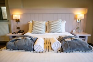 Quarto elite, 1 cama King | Roupas de cama premium, cofres nos quartos, individualmente decorados
