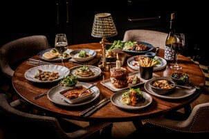 Café da manhã, almoço e jantar; culinária britânica 