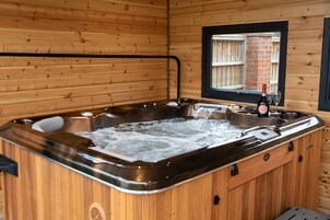 Lakeside Lodge with Hot Tub | Banheira de hidromassagem privativa