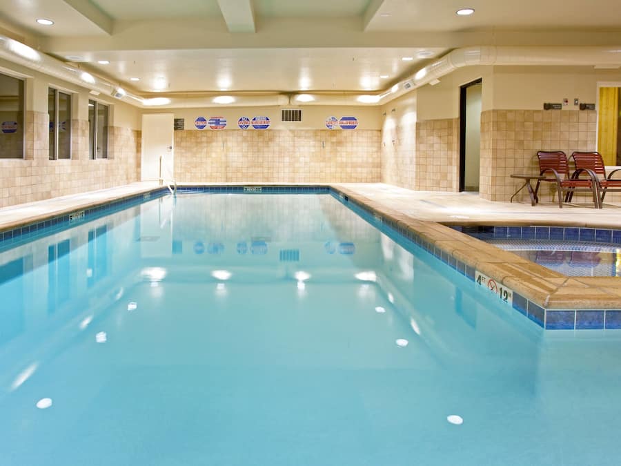 Piscina interna, funciona das 8h às 22h, espreguiçadeiras