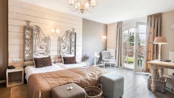 Roupas de cama premium, frigobar, cofres nos quartos, escrivaninha