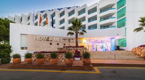 Fachada do alojamento (tarde/noite)