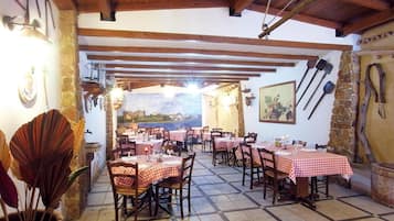 Serviço de almoço e jantar, restaurante ao ar livre
