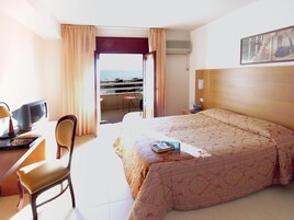 Cofres nos quartos, escrivaninha, roupa de cama