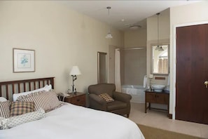 Quarto Romântico, 1 cama king-size, junto à piscina (Spa) | Sala de estar | Televisor, leitor de DVD