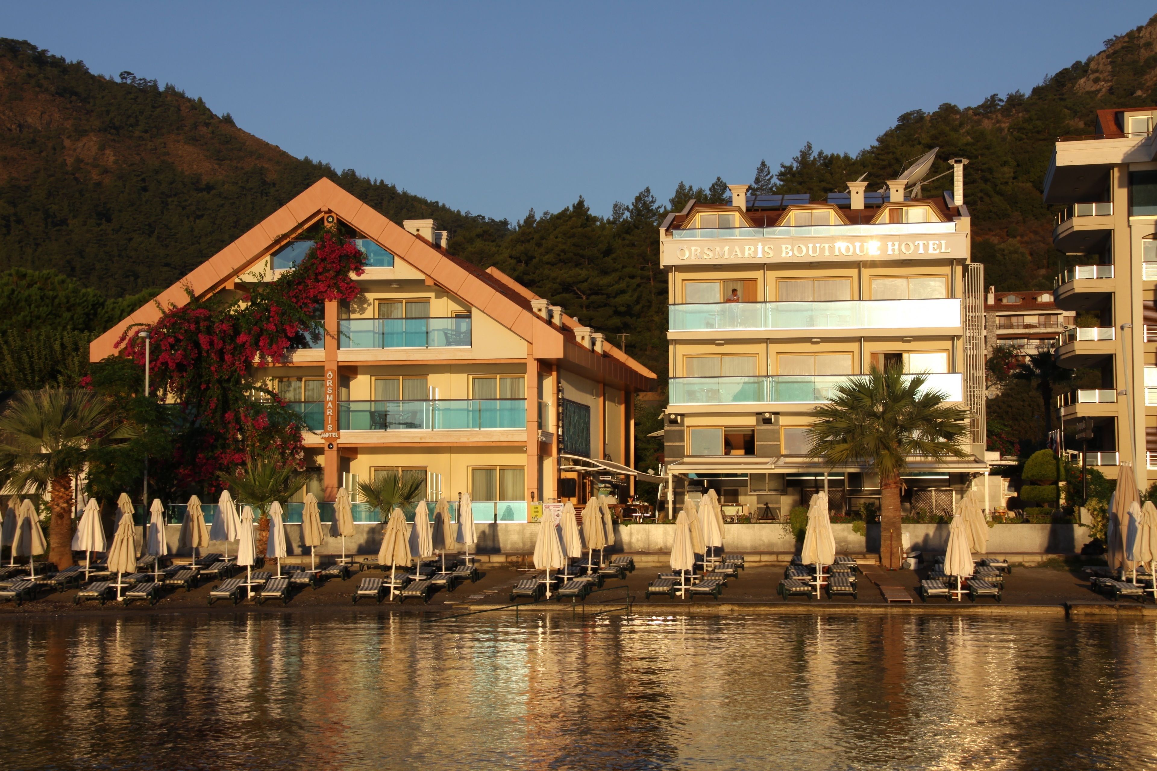 Uma praia privada, espreguiçadeiras, guarda-sóis de praia 