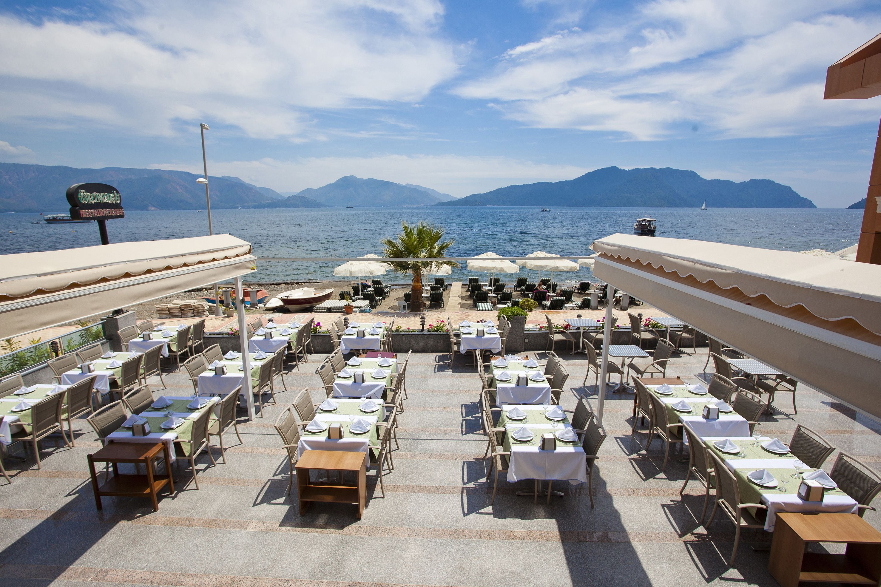 Pequenos-almoços, almoços, jantares servidos, com vista para a praia 