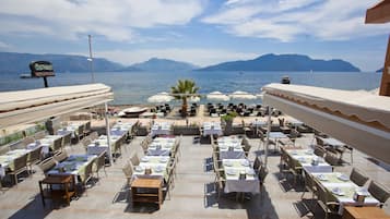 Pequenos-almoços, almoços, jantares servidos, com vista para a praia