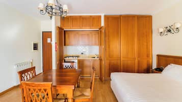Estúdio, 1 cama de casal | Cozinha privada | Geladeira, micro-ondas, cooktop, lava-louças