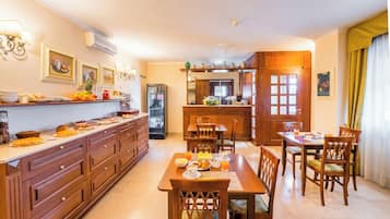 Café da manhã continental todos os dias (EUR 8 por pessoa)