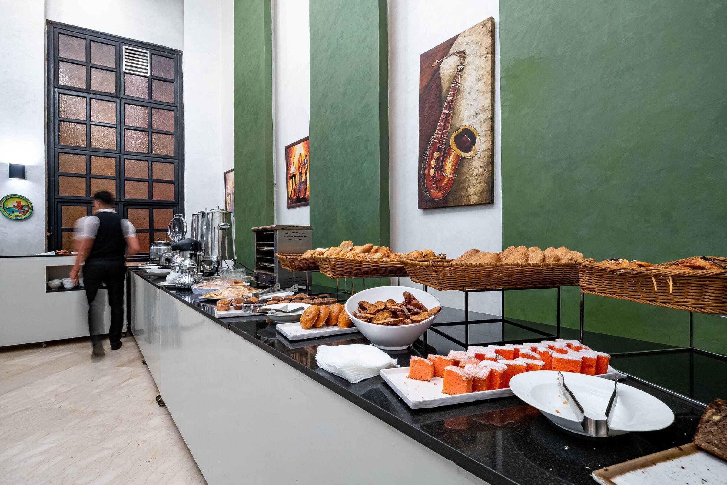 Pequeno-almoço continental diário mediante uma taxa 