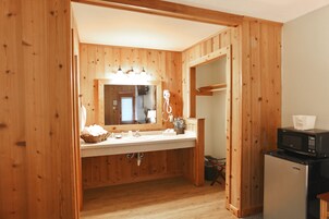 Standard Room, 2 Double Beds, Refrigerator, Mezzanine | Lavatório na casa de banho