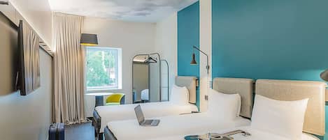 Cofres nos quartos, escrivaninha, cortinas blackout