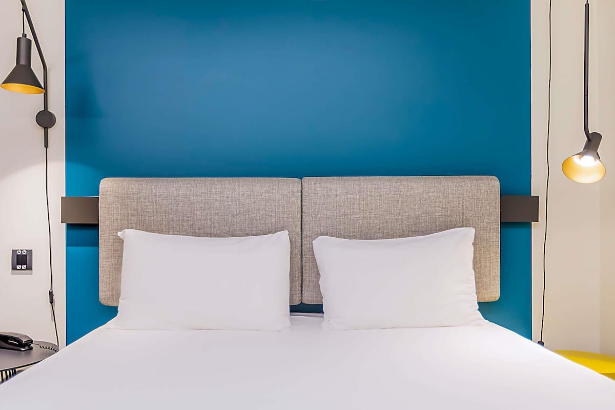 Quarto casal standard, para não fumantes | Cofres nos quartos, escrivaninha, cortinas blackout