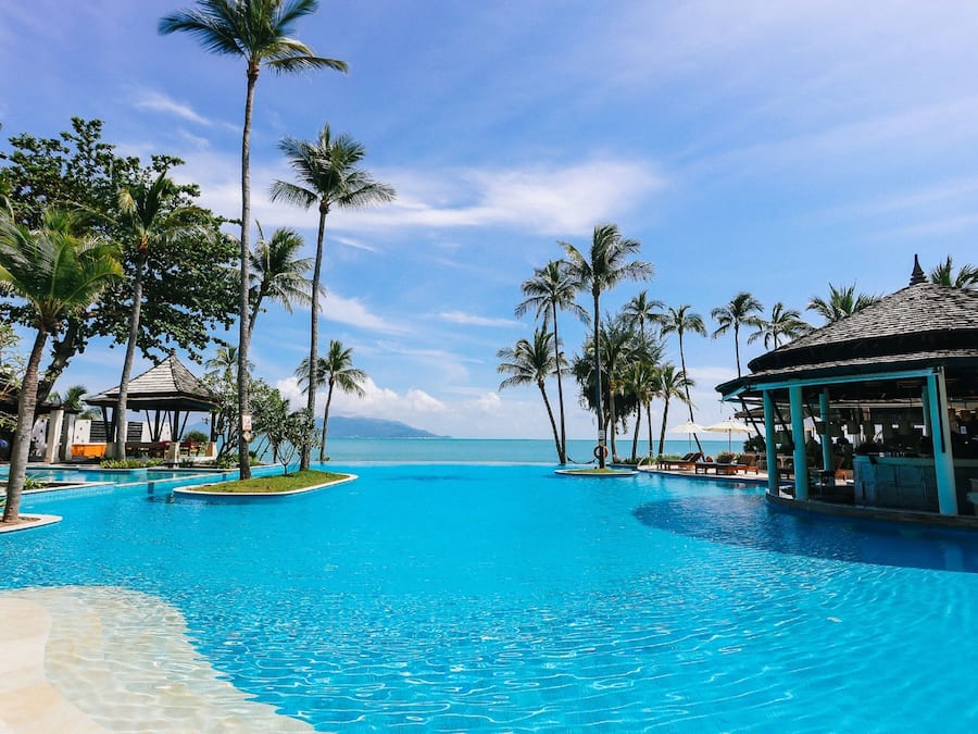 2 piscinas externas, espreguiçadeiras