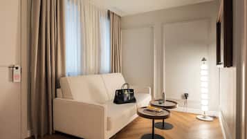 Suite-Estúdio Júnior | Cofre no quarto, secretária, cortinas/cortinados opacos