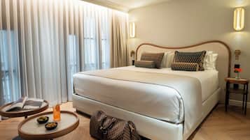 Quarto Duplo Superior | Cofre no quarto, secretária, cortinas/cortinados opacos