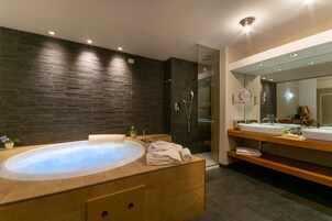 Suite Magnolia | Banheiro | Secador de cabelo, bidê, toalhas de banho, sabonete