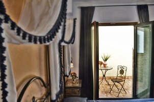 Quarto casal | Cofres nos quartos, escrivaninha, quartos à prova de som