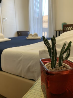 Quarto triplo | Cofres nos quartos, escrivaninha, Wi-Fi de cortesia, roupa de cama