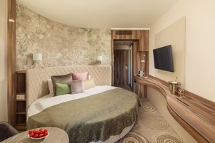 Quarto premium, sacada (Round bed) | Roupas de cama antialérgicas, frigobar, cofres nos quartos, escrivaninha