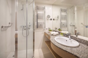 Roupa hipoalergénica, minibar, cofre no quarto, secretária 