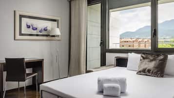 1 quarto, frigobar, cofres nos quartos, escrivaninha