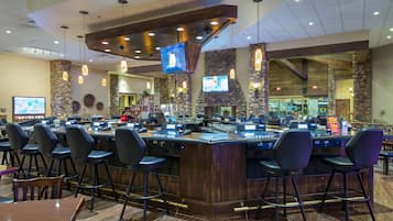 6 bares/lounges, este bar com transmissão de jogos em direto