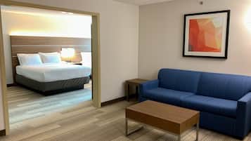 Roupas de cama premium, escrivaninha, cortinas blackout