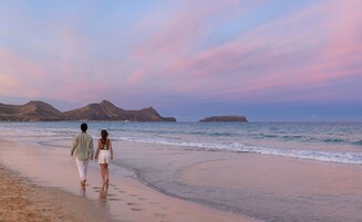 Na praia, espreguiçadeiras, guarda-sóis de praia, bares na praia 