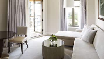 Suíte, 1 cama King, terraço (Buckhead) | Área de estar | Smart TV 55 polegadas com canais digitais, console de videogame, Netflix