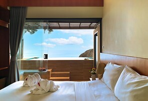 Family Pool Villa | Minibar, cofre com capacidade para portátil, secretária 